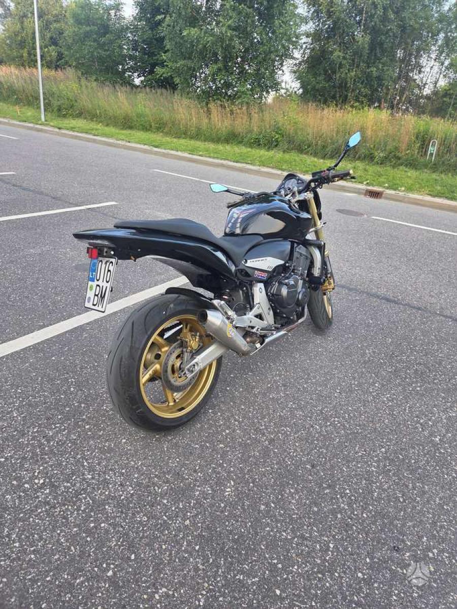 Black Honda Hornet 2007 in Vilnius, with an engine capacity of 0.60 L and mileage of 32 thousand km for 3200 €, photo 6 on AUTOMOTO.COM.LV