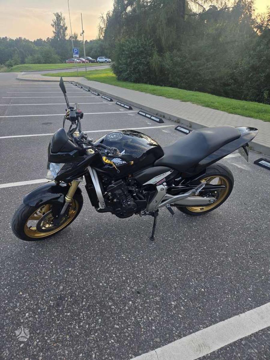 Black Honda Hornet 2007 in Vilnius, with an engine capacity of 0.60 L and mileage of 32 thousand km for 3200 €, photo 7 on AUTOMOTO.COM.LV