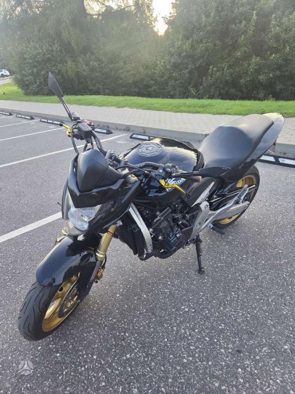 Black Honda Hornet 2007 in Vilnius, with an engine capacity of 0.60 L and mileage of 32 thousand km for 3200 €, photo 7 on AUTOMOTO.COM.LV