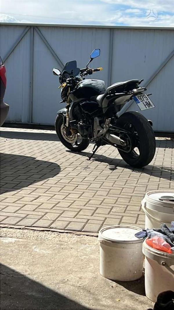 Black Honda Hornet 2007 in Kaunas, with an engine capacity of 0.60 L and mileage of 60 thousand km for 2700 €, photo 1 on AUTOMOTO.COM.LV