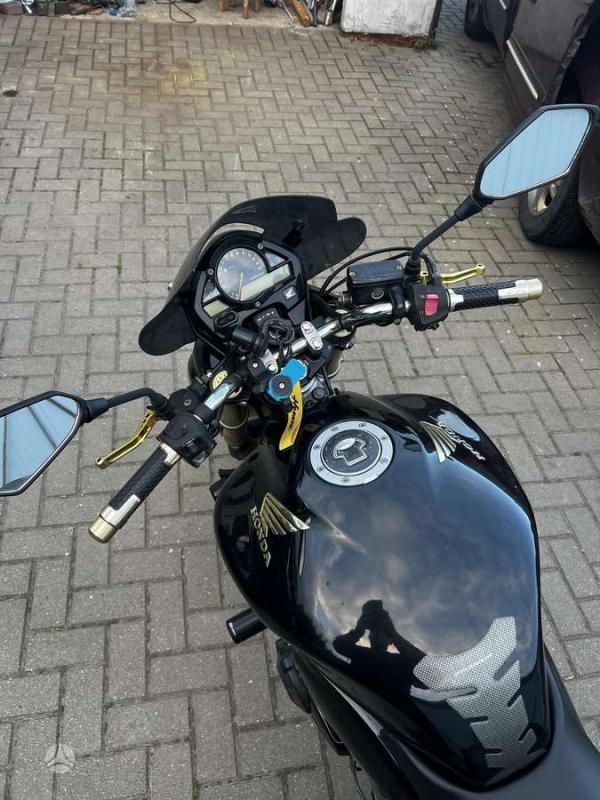 Black Honda Hornet 2007 in Kaunas, with an engine capacity of 0.60 L and mileage of 60 thousand km for 2700 €, photo 2 on AUTOMOTO.COM.LV