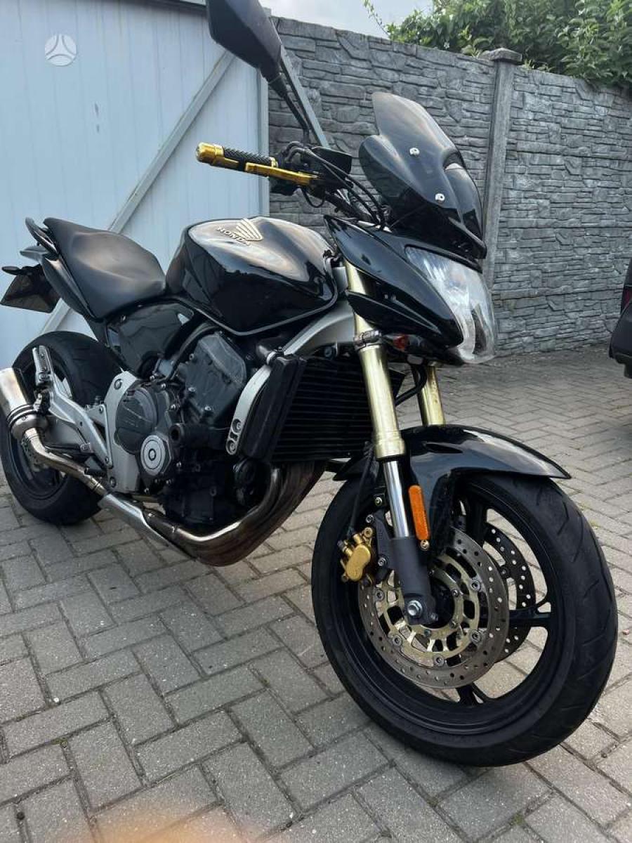 Black Honda Hornet 2007 in Kaunas, with an engine capacity of 0.60 L and mileage of 60 thousand km for 2700 €, photo 4 on AUTOMOTO.COM.LV