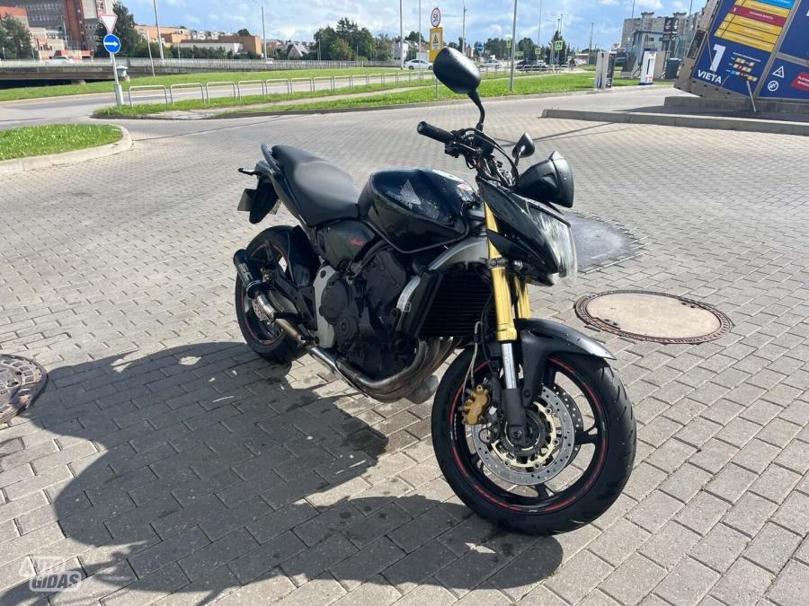 Black Honda Hornet 2008 in Kaunas, with an engine capacity of 0.60 L and mileage of 23 thousand km for 3350 €, photo 4 on AUTOMOTO.COM.LV