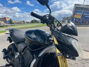 Black Honda Hornet 2008 in Kaunas, with an engine capacity of 0.60 L and mileage of 23 thousand km for 3350 €, photo 6 on AUTOMOTO.COM.LV
