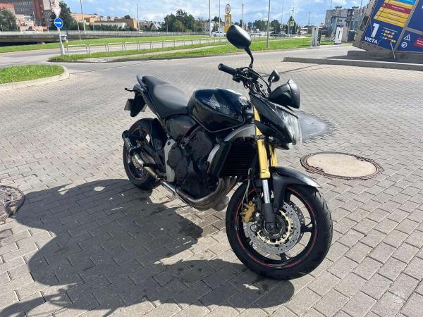 Black Honda Hornet 2008 in Kaunas, with an engine capacity of 0.60 L and mileage of 23 thousand km for 2900 €, photo 4 on AUTOMOTO.COM.LV