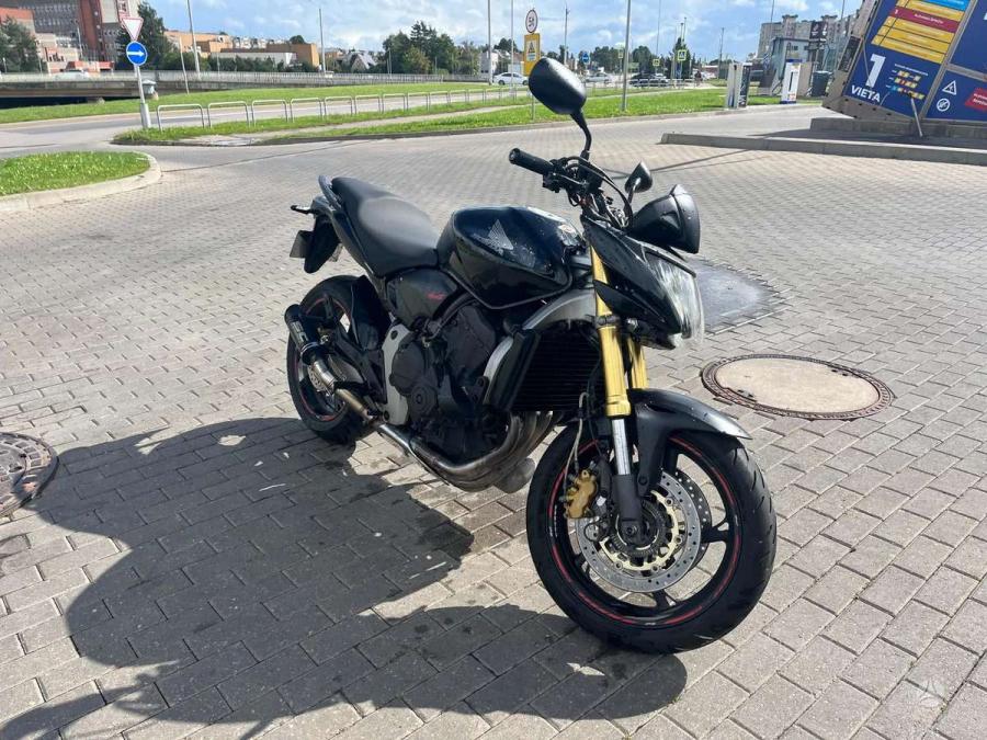 Black Honda Hornet 2008 in Kaunas, with an engine capacity of 0.60 L and mileage of 23 thousand km for 2900 €, photo 4 on AUTOMOTO.COM.LV