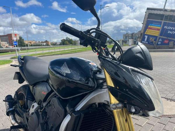 Black Honda Hornet 2008 in Kaunas, with an engine capacity of 0.60 L and mileage of 23 thousand km for 2900 €, photo 6 on AUTOMOTO.COM.LV