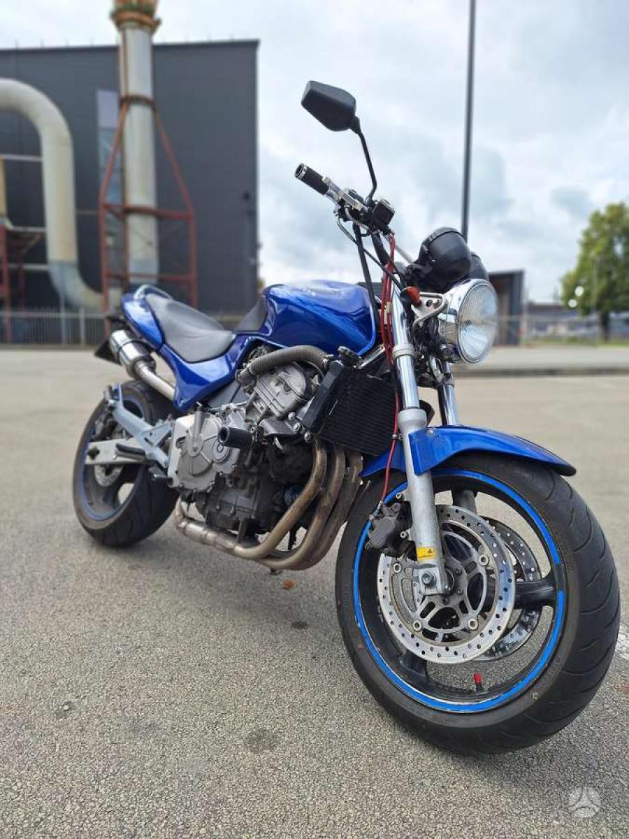 Zils Honda Hornet 2000 Marijampole, ar dzinēja tilpumu 0.60 L un nobraukumu 65 tūkst. km par 1450 €, foto 1 vietnē AUTOMOTO.COM.LV