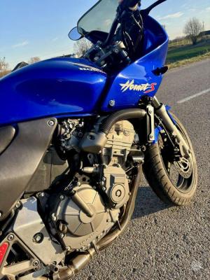 Blue Honda Hornet 2001 in Marijampole, with an engine capacity of 0.60 L and mileage of 40 thousand km for 1750 €, photo 4 on AUTOMOTO.COM.LV