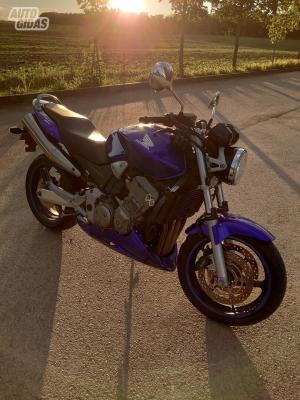 Zils Honda Hornet 2002 Marijampole, ar dzinēja tilpumu 0.90 L un nobraukumu 34 tūkst. km par 2150 €, foto  vietnē AUTOMOTO.COM.LV