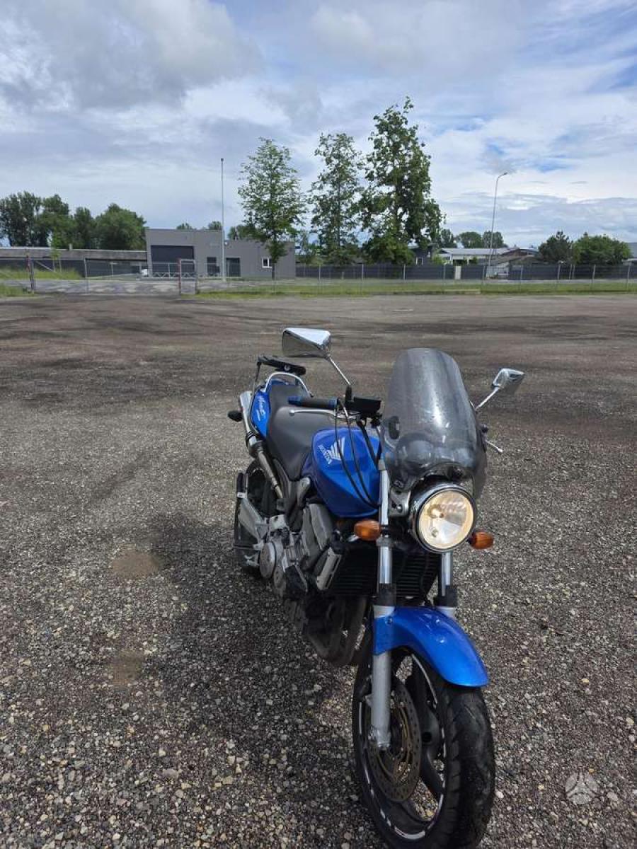 Blue Honda Hornet 2004 in Panevezys, with an engine capacity of 0.90 L and mileage of 60 thousand km for 2300 €, photo 3 on AUTOMOTO.COM.LV
