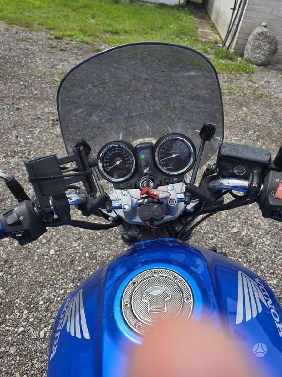 Blue Honda Hornet 2004 in Panevezys, with an engine capacity of 0.90 L and mileage of 60 thousand km for 2300 €, photo 4 on AUTOMOTO.COM.LV