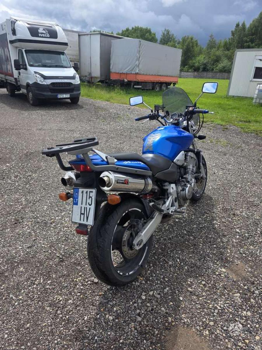 Blue Honda Hornet 2004 in Panevezys, with an engine capacity of 0.90 L and mileage of 60 thousand km for 2300 €, photo 6 on AUTOMOTO.COM.LV