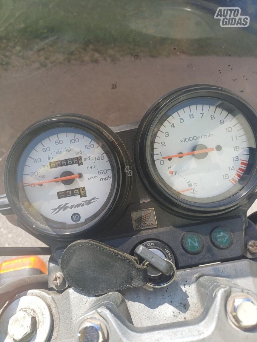 Zaļš Honda Hornet 2003 Viļņa, ar dzinēja tilpumu 0.60 L un nobraukumu 61 tūkst. km par 1550 €, foto 8 vietnē AUTOMOTO.COM.LV
