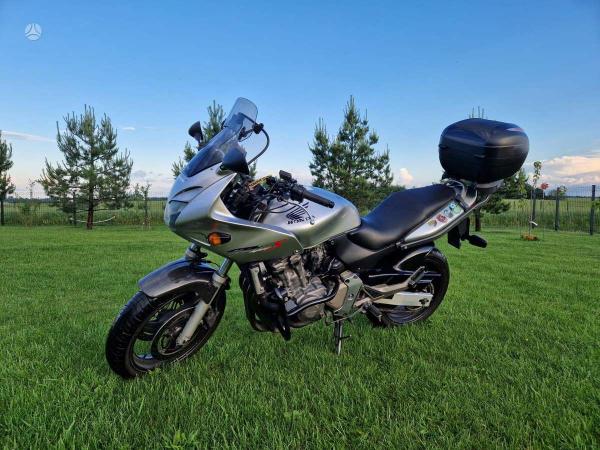Pelēks Honda Hornet 2001 Viļņa, ar dzinēja tilpumu 0.60 L un nobraukumu 91 tūkst. km par 1550 €, foto 4 vietnē AUTOMOTO.COM.LV