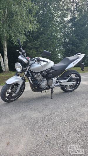 Pelēks Honda Hornet 2004 Biržai, ar dzinēja tilpumu 0.60 L un nobraukumu 63 tūkst. km par 1550 €, foto  vietnē AUTOMOTO.COM.LV