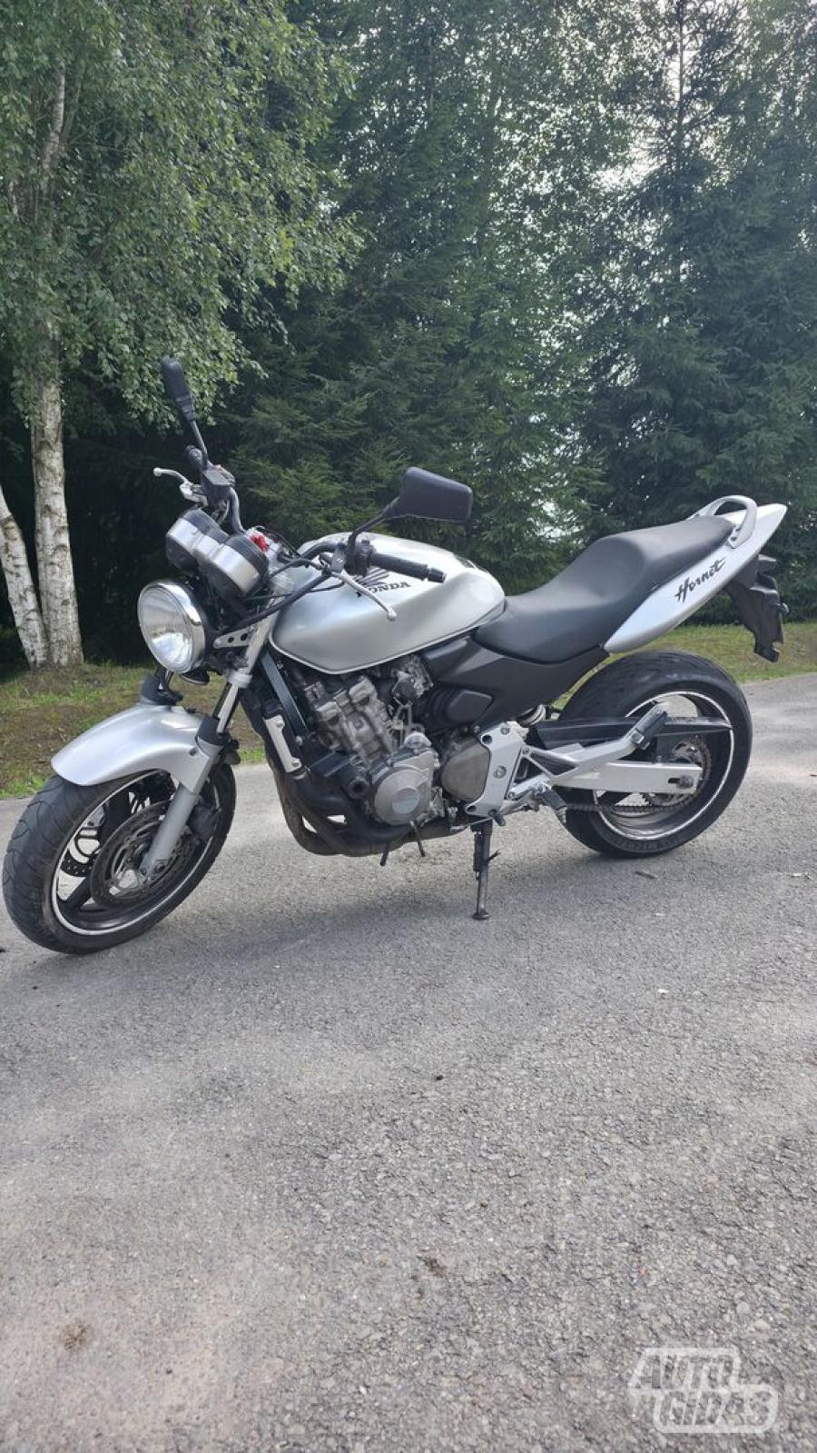 Pelēks Honda Hornet 2004 Biržai, ar dzinēja tilpumu 0.60 L un nobraukumu 63 tūkst. km par 1550 €, foto 1 vietnē AUTOMOTO.COM.LV