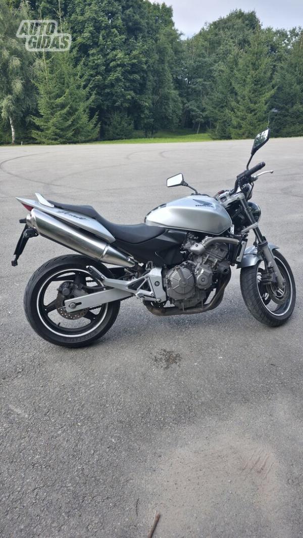 Pelēks Honda Hornet 2004 Biržai, ar dzinēja tilpumu 0.60 L un nobraukumu 63 tūkst. km par 1550 €, foto 2 vietnē AUTOMOTO.COM.LV