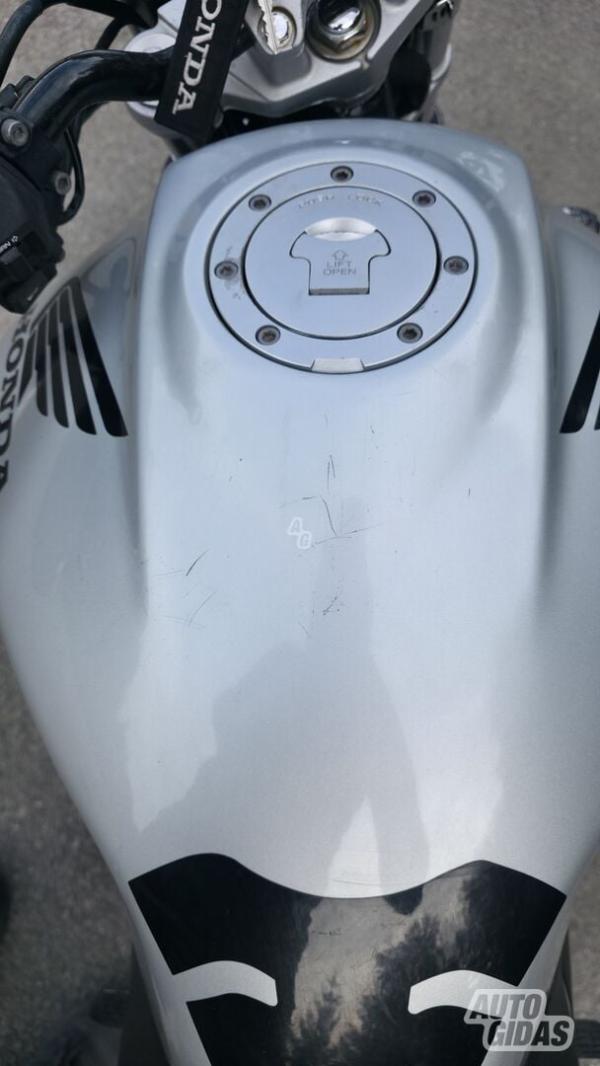 Pelēks Honda Hornet 2004 Biržai, ar dzinēja tilpumu 0.60 L un nobraukumu 63 tūkst. km par 1550 €, foto 9 vietnē AUTOMOTO.COM.LV