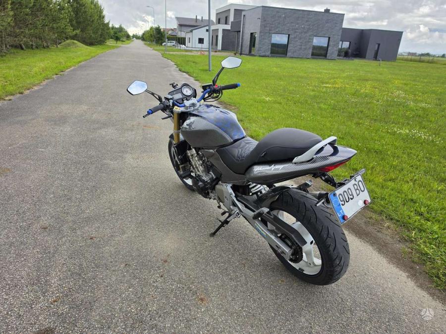 Grey Honda Hornet 2006 in Klaipeda, with an engine capacity of 0.60 L and mileage of 39 thousand km for 2600 €, photo 3 on AUTOMOTO.COM.LV