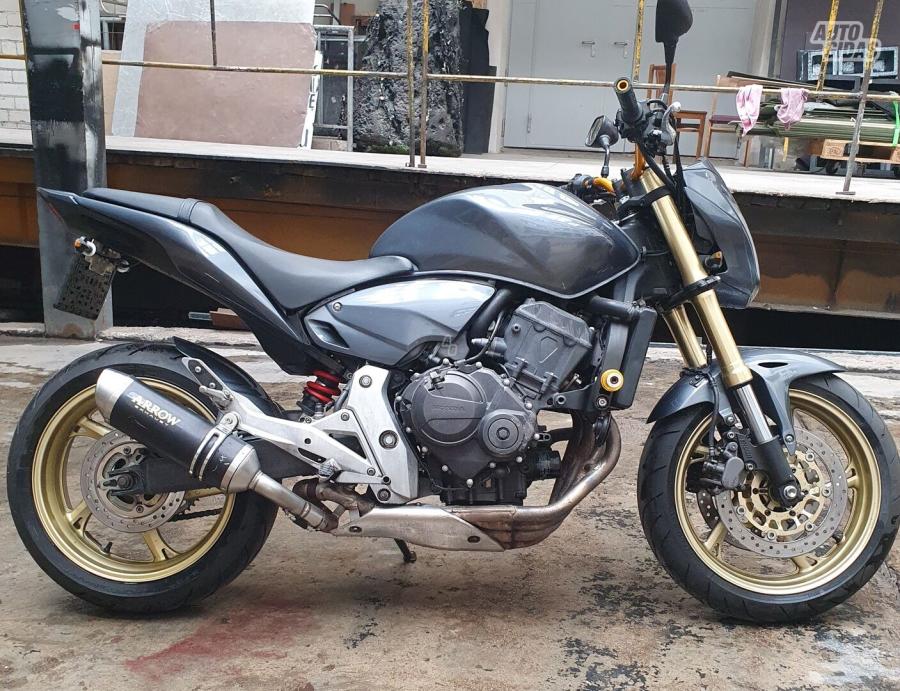 Pelēks Honda Hornet 2011 Viļņa, ar dzinēja tilpumu 0.60 L un nobraukumu 44 tūkst. km par 2999 €, foto 1 vietnē AUTOMOTO.COM.LV