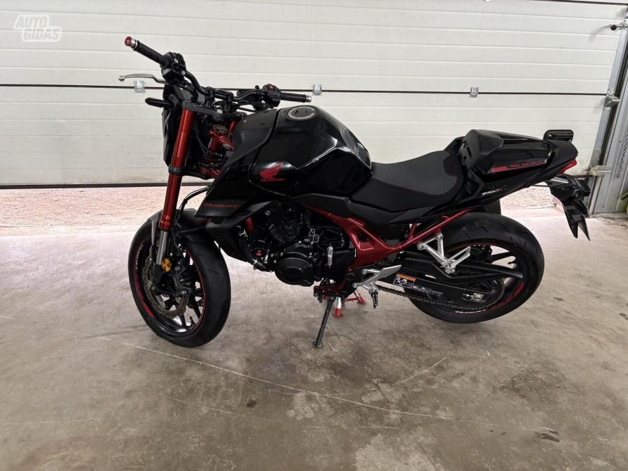 Honda Hornet 2025 in Kelme, with an engine capacity of 0.75 L and mileage of 5 thousand km for 2030 €, photo 3 on AUTOMOTO.COM.LV
