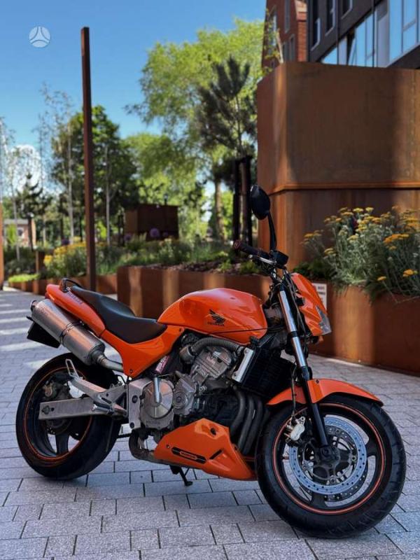 Orange Honda Hornet 2000 in Klaipeda, with an engine capacity of 0.60 L and mileage of 29 thousand km for 1850 €, photo 3 on AUTOMOTO.COM.LV