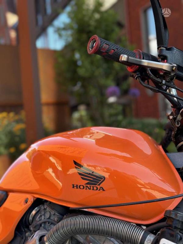 Orange Honda Hornet 2000 in Klaipeda, with an engine capacity of 0.60 L and mileage of 29 thousand km for 1850 €, photo 5 on AUTOMOTO.COM.LV
