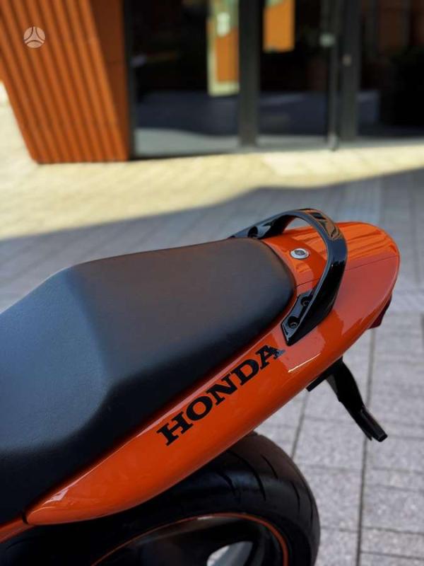 Orange Honda Hornet 2000 in Klaipeda, with an engine capacity of 0.60 L and mileage of 29 thousand km for 1850 €, photo 6 on AUTOMOTO.COM.LV