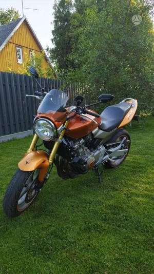 Oranžs Honda Hornet 2005 Skuodas, ar dzinēja tilpumu 0.60 L un nobraukumu 24 tūkst. km par 2000 €, foto  vietnē AUTOMOTO.COM.LV