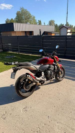 Red Honda Hornet 2007 in Vilnius, with an engine capacity of 0.60 L and mileage of 38 thousand km for 3000 €, photo 5 on AUTOMOTO.COM.LV