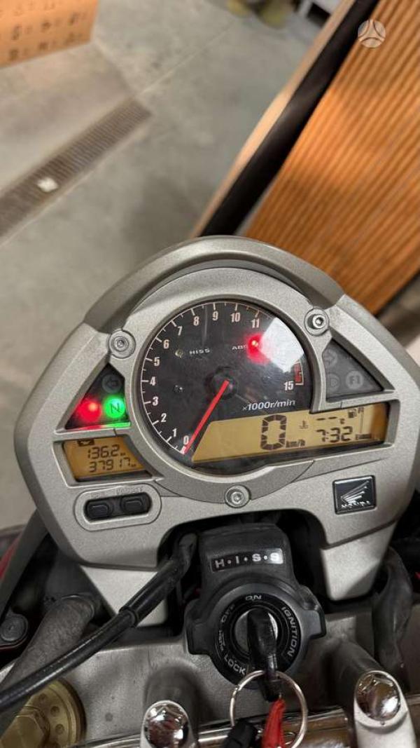 Red Honda Hornet 2007 in Vilnius, with an engine capacity of 0.60 L and mileage of 38 thousand km for 3000 €, photo 7 on AUTOMOTO.COM.LV