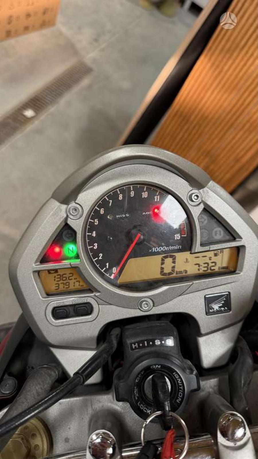 Red Honda Hornet 2007 in Vilnius, with an engine capacity of 0.60 L and mileage of 38 thousand km for 3000 €, photo 8 on AUTOMOTO.COM.LV