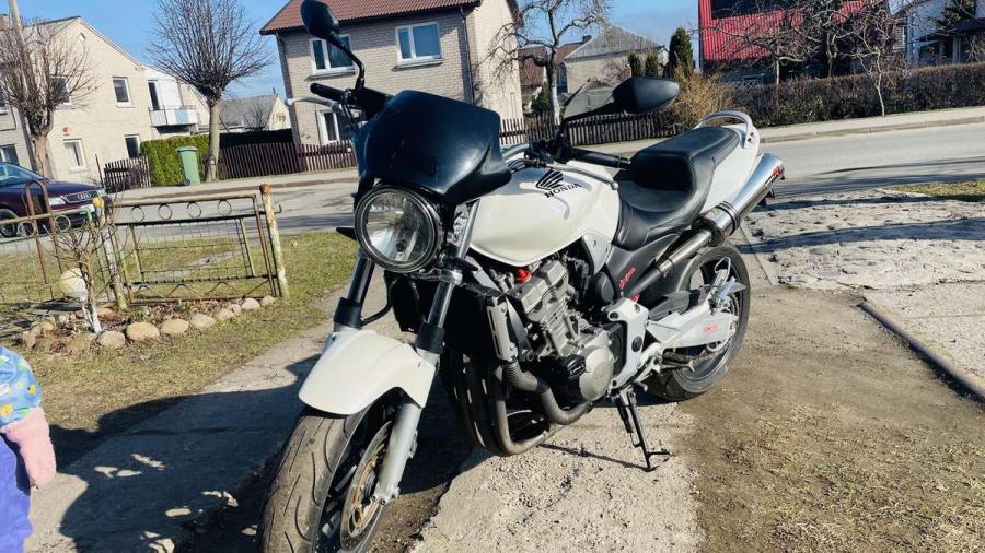Balts Honda Hornet 2002 Klaipėda, ar dzinēja tilpumu 0.92 L un nobraukumu 56 tūkst. km par 2400 €, foto 1 vietnē AUTOMOTO.COM.LV