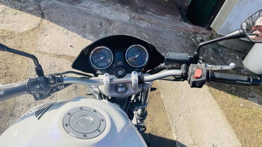 Balts Honda Hornet 2002 Klaipėda, ar dzinēja tilpumu 0.92 L un nobraukumu 56 tūkst. km par 2400 €, foto 4 vietnē AUTOMOTO.COM.LV