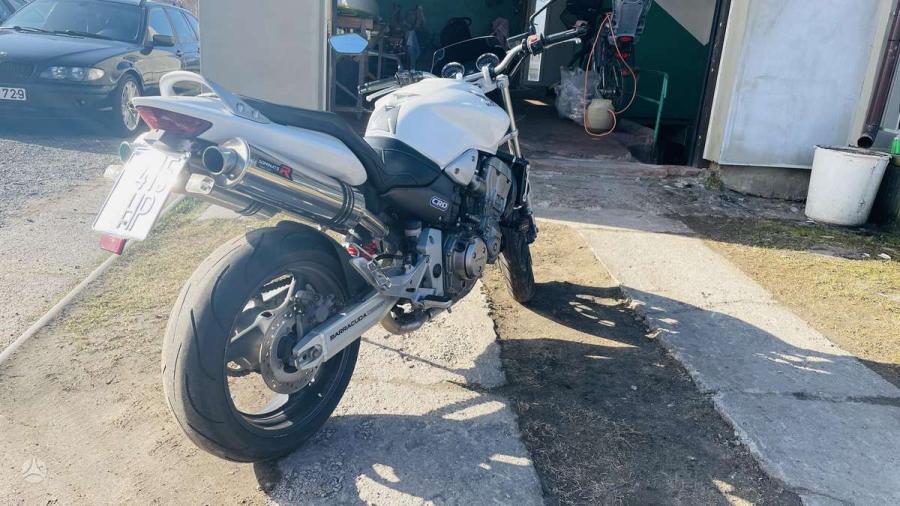 Balts Honda Hornet 2002 Klaipėda, ar dzinēja tilpumu 0.92 L un nobraukumu 56 tūkst. km par 2400 €, foto 5 vietnē AUTOMOTO.COM.LV