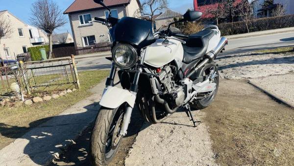 White Honda Hornet 2002 in Klaipeda, with an engine capacity of 0.92 L and mileage of 56 thousand km for 2400 €, photo 7 on AUTOMOTO.COM.LV