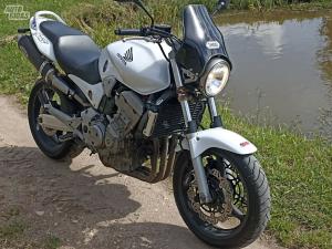 Balts Honda Hornet 2002 Kauņa, ar dzinēja tilpumu 0.92 L un nobraukumu 28 tūkst. km par 2499 €, foto 1 vietnē AUTOMOTO.COM.LV