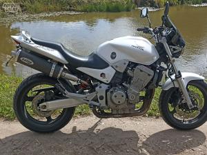 White Honda Hornet 2002 in Kaunas, with an engine capacity of 0.92 L and mileage of 28 thousand km for 2499 €, photo 3 on AUTOMOTO.COM.LV