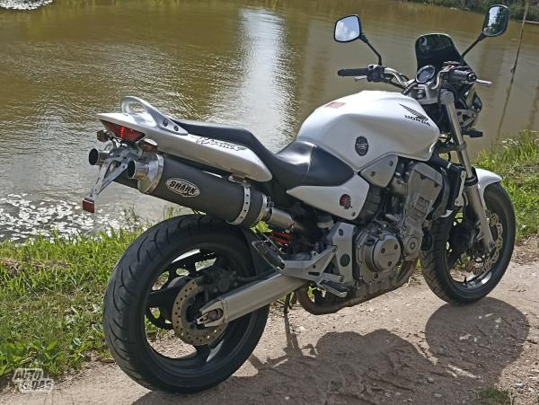 Balts Honda Hornet 2002 Kauņa, ar dzinēja tilpumu 0.92 L un nobraukumu 28 tūkst. km par 2499 €, foto 4 vietnē AUTOMOTO.COM.LV