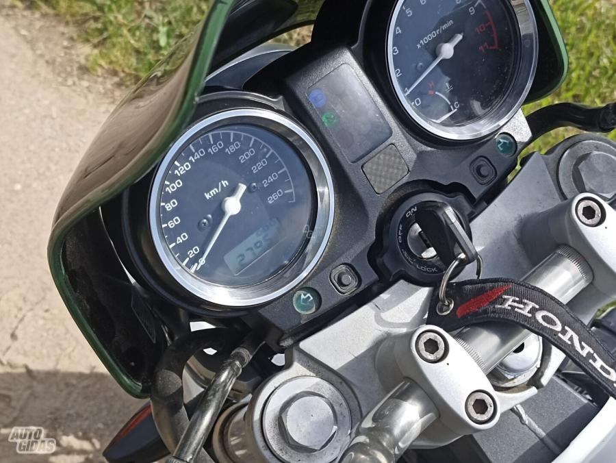 White Honda Hornet 2002 in Kaunas, with an engine capacity of 0.92 L and mileage of 28 thousand km for 2499 €, photo 9 on AUTOMOTO.COM.LV
