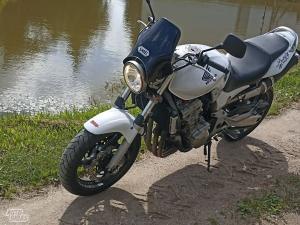 White Honda Hornet 2002 in Kaunas, with an engine capacity of 0.92 L and mileage of 28 thousand km for 2499 €, photo 12 on AUTOMOTO.COM.LV