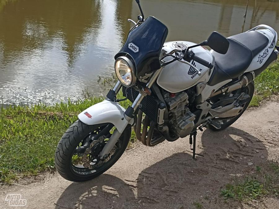 White Honda Hornet 2002 in Kaunas, with an engine capacity of 0.92 L and mileage of 28 thousand km for 2499 €, photo 12 on AUTOMOTO.COM.LV