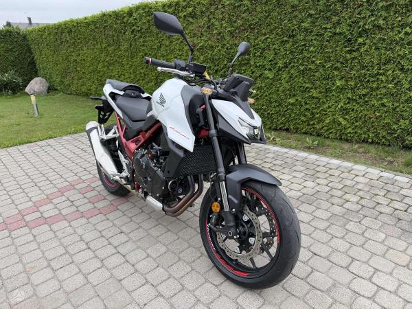 White Honda Hornet 2025 in Marijampole, with an engine capacity of 0.75 L and mileage of 2 thousand km for 5950 €, photo 1 on AUTOMOTO.COM.LV
