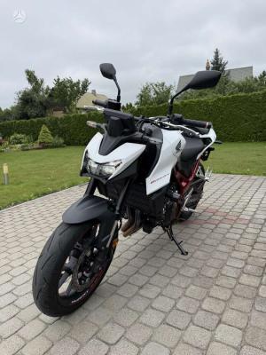 White Honda Hornet 2025 in Marijampole, with an engine capacity of 0.75 L and mileage of 2 thousand km for 5950 €, photo 4 on AUTOMOTO.COM.LV