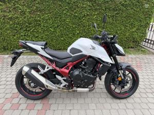 White Honda Hornet 2025 in Marijampole, with an engine capacity of 0.75 L and mileage of 2 thousand km for 5950 €, photo 5 on AUTOMOTO.COM.LV