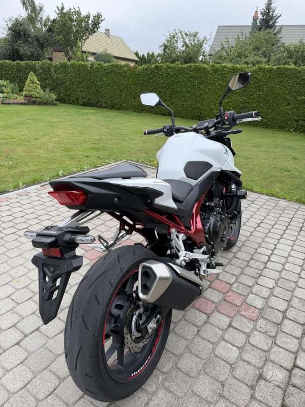 White Honda Hornet 2025 in Marijampole, with an engine capacity of 0.75 L and mileage of 2 thousand km for 5950 €, photo 5 on AUTOMOTO.COM.LV