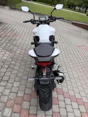 White Honda Hornet 2025 in Marijampole, with an engine capacity of 0.75 L and mileage of 2 thousand km for 5950 €, photo 7 on AUTOMOTO.COM.LV