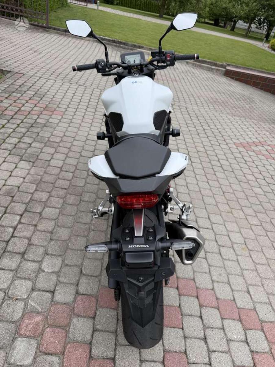White Honda Hornet 2025 in Marijampole, with an engine capacity of 0.75 L and mileage of 2 thousand km for 5950 €, photo 7 on AUTOMOTO.COM.LV