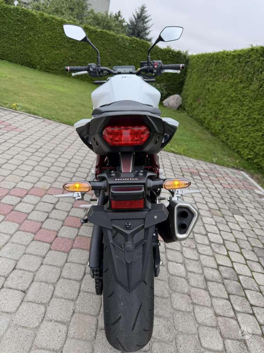 White Honda Hornet 2025 in Marijampole, with an engine capacity of 0.75 L and mileage of 2 thousand km for 5950 €, photo 8 on AUTOMOTO.COM.LV